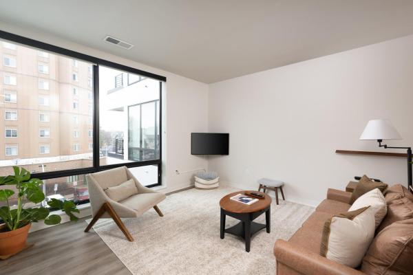 East Side Luxury 1br Apt - Near Brady St With Balcony And Lounge - Greenfield, WI
