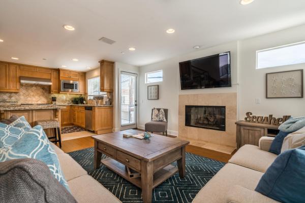 310 And A Half Iris Ave - Newport Beach, CA