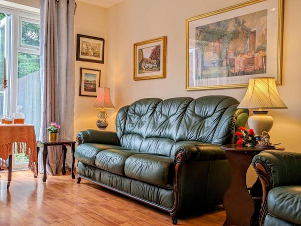 Sherlock's House -Moray Entire House Two Bedroom 5 Beds Private Free Parking & Wifi Flat Tv Garden Shops - スタッフォードシャー