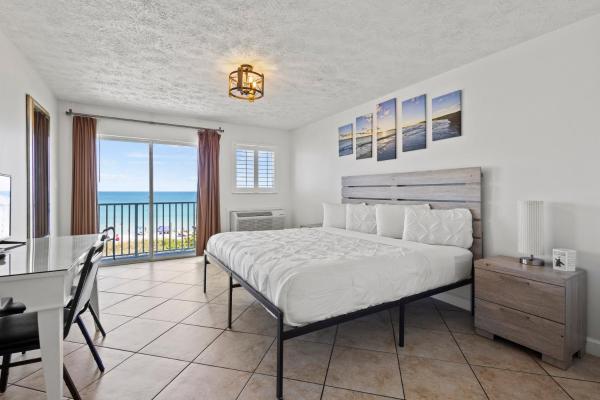Ocean View Hotel Room With Balcony- King Bed #25 - Fort Pierce