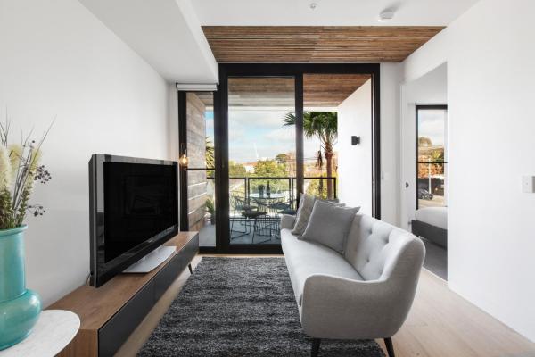 Chic 1-bed With A Sleek Balcony Near Shops - Chad