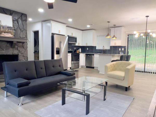 Cozy Contemporary Bungalow - 石山