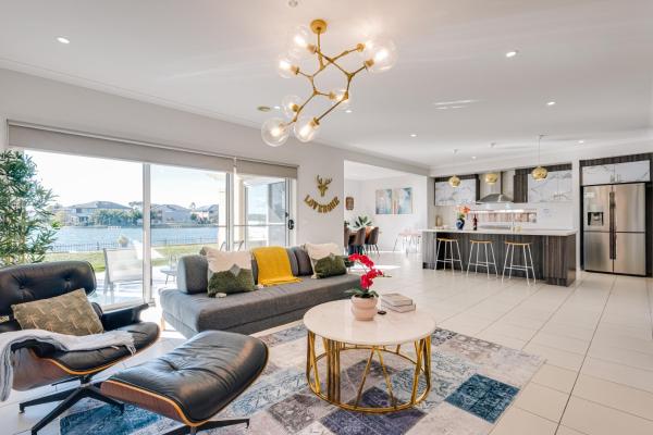 Luxury Waterfront Villa In Sanctuary Lakes - City of Wyndham