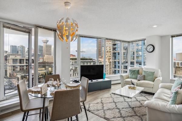 The Altitude With Mountain & City Views, Pool & Hot Tub - Burnaby