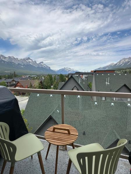 W400 Mountain Surround Top Floor Canmore Vacation - Canmore