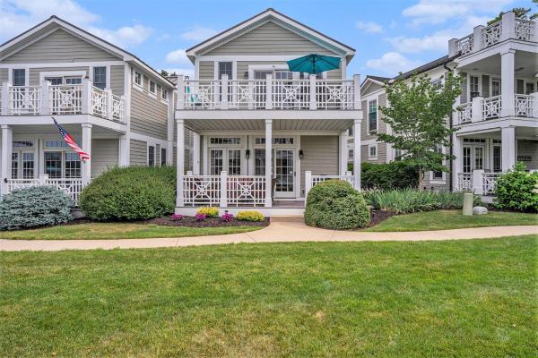 Lake Front Condo With Pool Access Walking Distance To Downtown Saugatuck - Douglas, MI