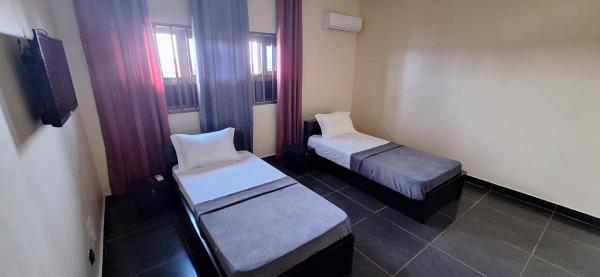 Room In Guest Room - Royal Blue Guest House Bar Eco Twin Beds - Togo