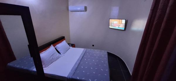 Room In Guest Room - Royal Blue Guest House Bar Economy Double Bed - Togo