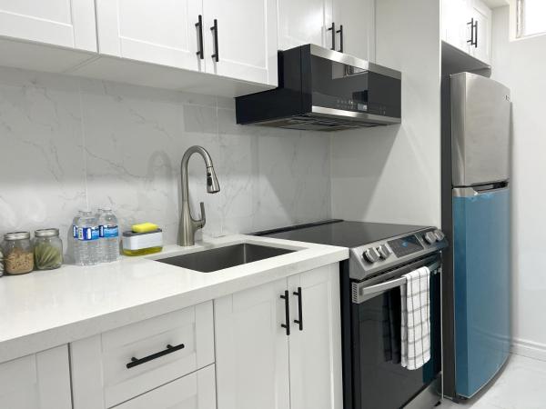 Contemporary Private Basement Suite - Toronto