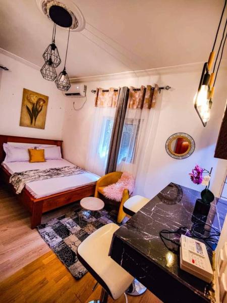 Dom City Chambre Meublée Pink - Douala