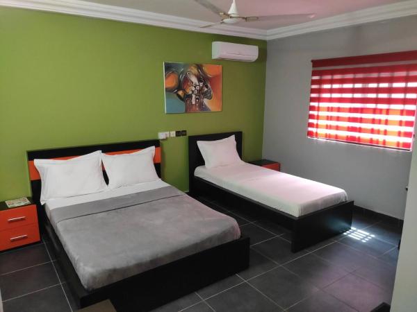 Room In Guest Room - Deluxe Twin Beds That Sleeps 3 In Royal Blue Guest House And Bar - Togo
