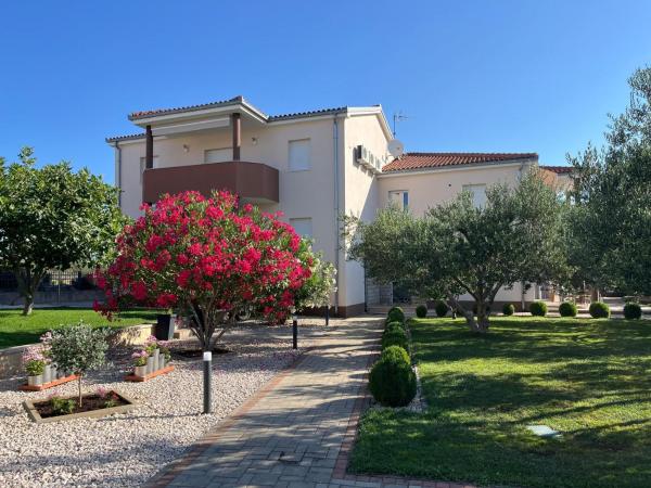 Apartments Maric - Tisno