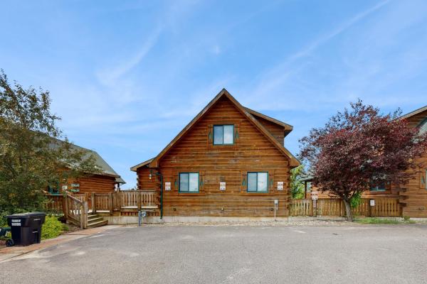 2 Br Adventure Retreat With Fire Pit, Patio, And Wifi - Fort McCoy, WI