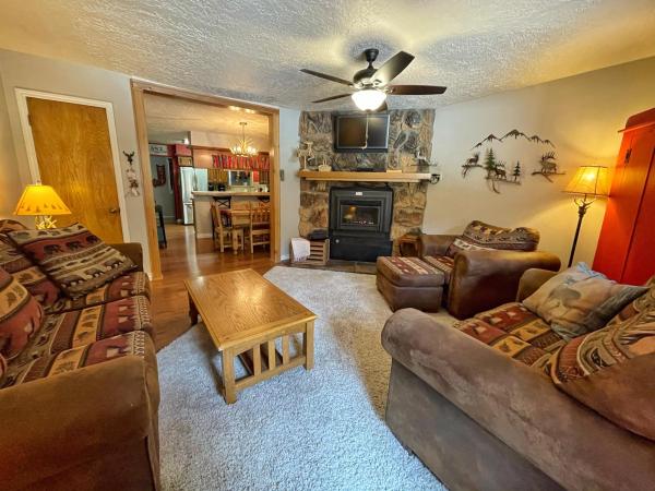 Valley Condo 120 - Creekside - Wifi - Pet Friendly - Hot Tub - Fireplace - Washer - Dryer - Playground - Red River, NM