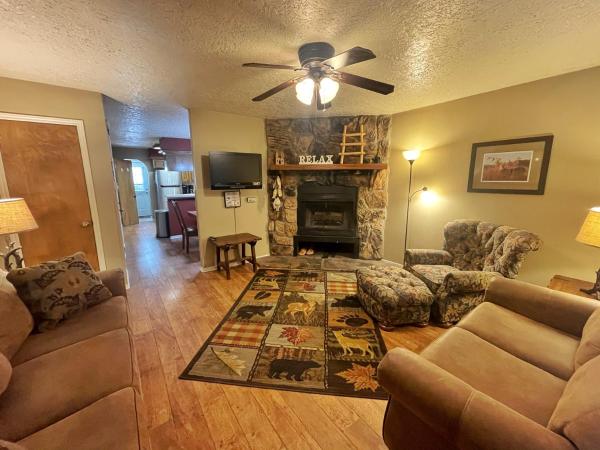 Valley Condo 122 - Creekside - Wifi - Hot Tub - Fireplace - Washer - Dryer - Playground - Red River