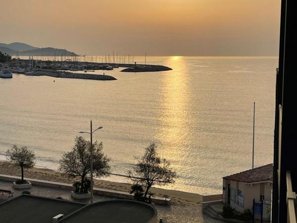 T2 Cabine 4 Pers, Pieds Dans L'eau Avec Wifi, Parking Et Clim - Fr-1-803-1 - Le Lavandou