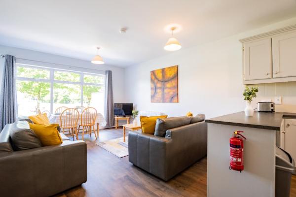 65 - Spacious Three Bed Apartment - Galway