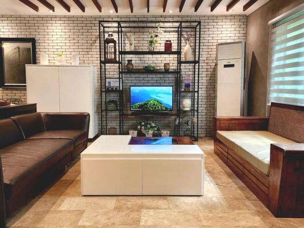 J V Big Family Home 4br 5t&b In Quezon City !! - Manila