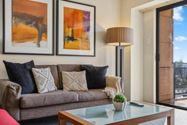 Cozy 2-bedroom Apartment With City Views - Victoria Park