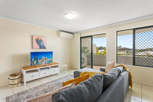 Albion Convenient Hideaway With Parking & Balcony - Brisbane