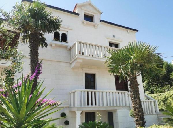 Apartments White House - Supetar