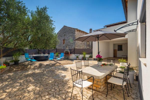 Romantisches Ferienhaus Mit Jacuzzi, Bbq, Wifi - Rakalj