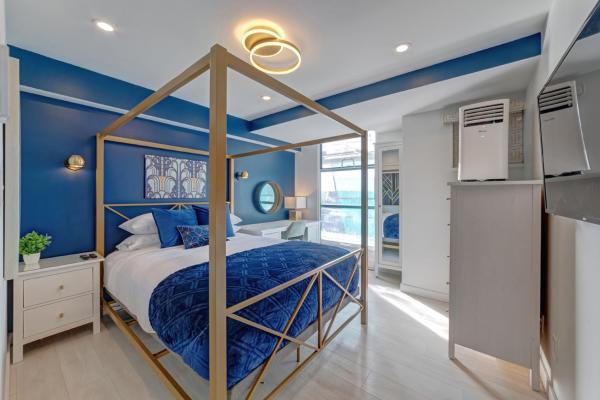 Art Deco Broadway Queen Room - North Vancouver