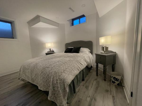 Private Modern Basement - Aurora