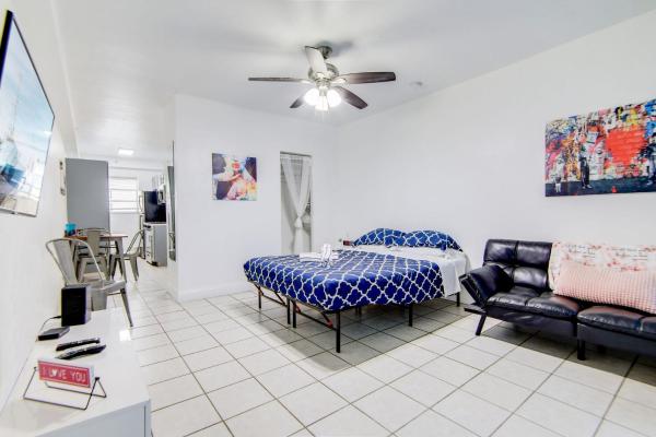 Steps 2 Beach, Prime Ocean Dr Condo W/2 Queen Beds - South Beach, FL
