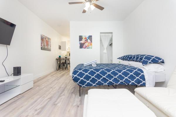 Ocean Drive Deco Apt W/2 Queen Beds, Steps 2 Beach - Miami Beach, FL