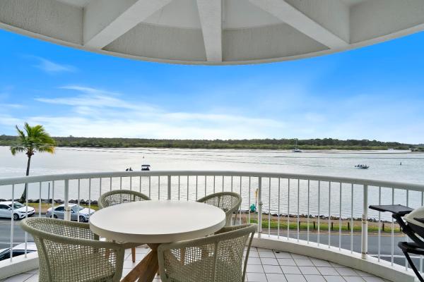 Howard St Panoramic River And Ocean Views - Penthouse -Rooftop - Noosaville