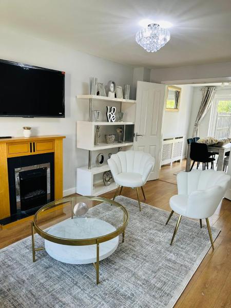 Housesleeps5-parking-garden-privateentrance - Corby