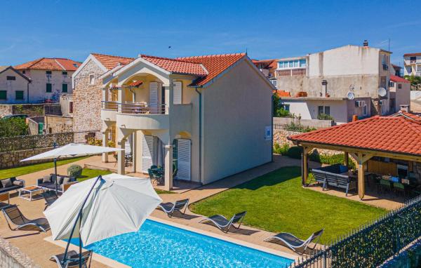 Lovely Home In Pirovac - Tisno