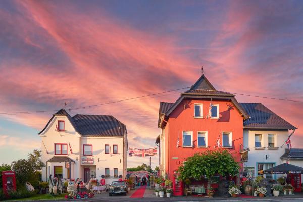 The Little Britain Inn Themed Hotel One Of A Kind In Europe - Hennef
