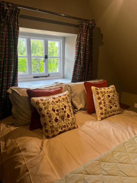 Trowel And Hammer Flat 1 - Norfolk