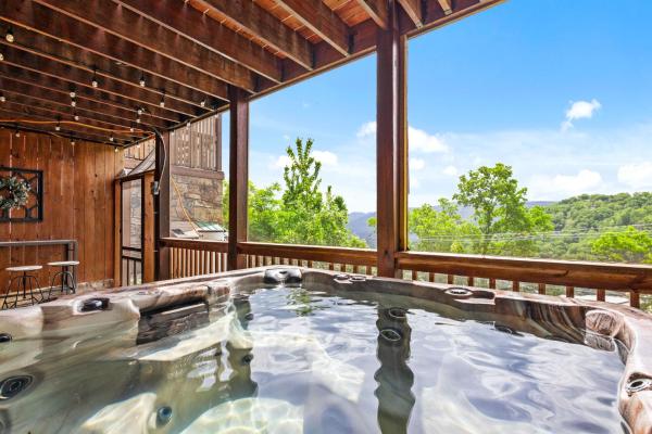 Classy Bear Cabin - Summit Views Of Ober Mountain, Hot Tub, 3 King Beds, 2 Mi To Downtown - Gatlinburg, TN