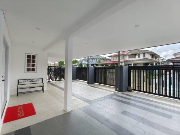 Jk Home Borneo 96 18pax 6bedr 6bathr 3carparks - West Kalimantan