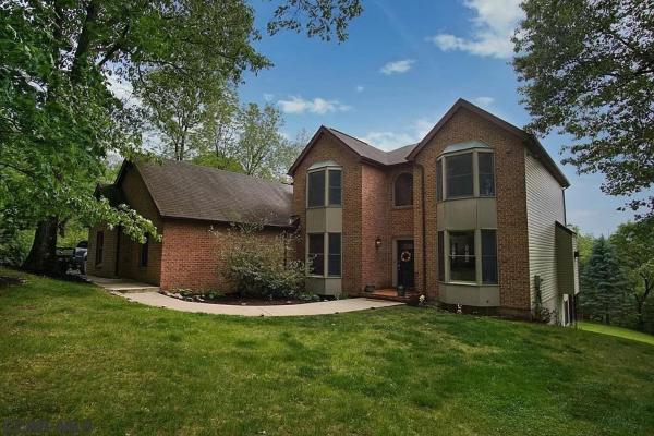 Secluded 4 Bedroom With Hot Tub Minutes From Campus - State College, PA