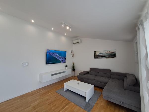 Spacious Top Floor Apartment With 3 Bdr & Balconies - Podstrana