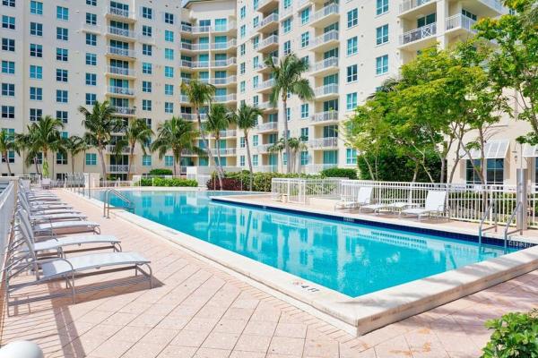 One Bedroom Apt Just 1 Mile To The Beach With Pool, Gym, And Playroom! - Atlantis, FL