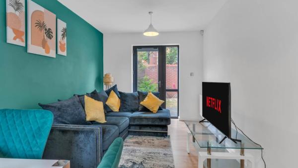 Modern Velvet Retreat- Stylish 3-bed House With King Bed & Free Parking In Birmingham City Centre - Birmingham