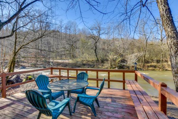 Hot Tub & Fire Pit: Riverfront Helen Cabin - Georgia