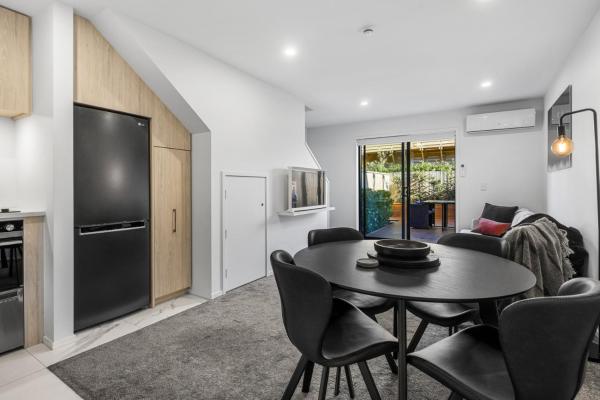 Stylish And Sleek City Stay - West Coast