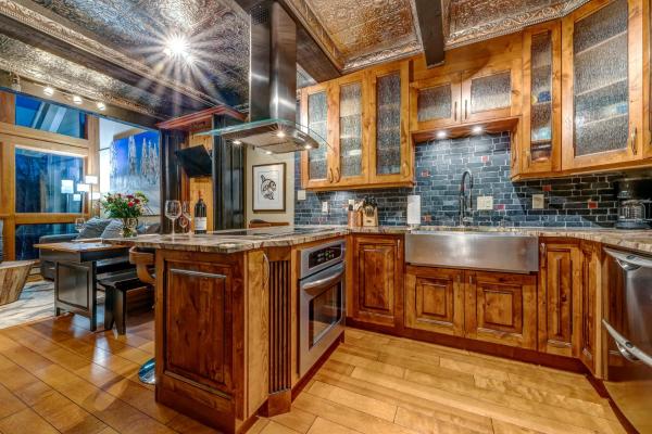 Greystone Lodge 320 Ski-in Out - Whistler