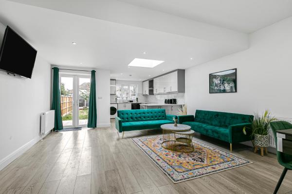 Spacious Detached House With 7 Beds Includes Ping Pong And Pool Table Sleeps 14 Free Parking - Hounslow