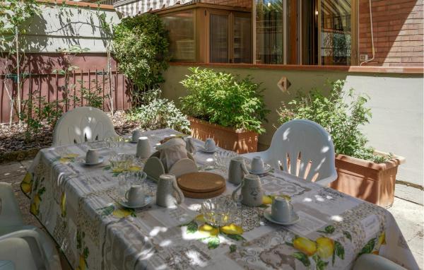 2 Bedroom Awesome Apartment In Monteriggioni - Monteriggioni