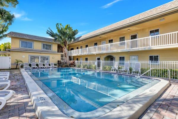 Walk To Beach & Dining | Condo/pool/stay Local - St. Pete Beach, FL