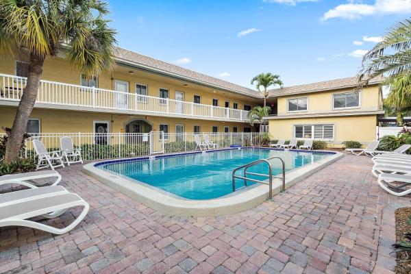 Walk To Beach/beautiful And Comfy/relaxing Patio/parking - Treasure Island, FL