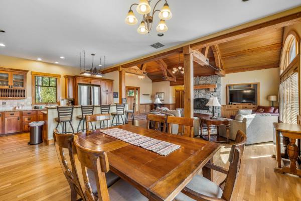 Steelhead Chalet 23 - Tamarack Resort - Deck - Garage - Wifi - Hot Tub - Donnelly, ID