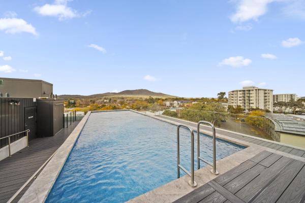Sleek Inner-city 2-bed With Swimming Pool & Bbq - Canberra